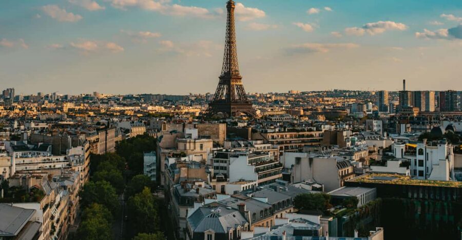 Paris: Private Photos in Eiffel Tower | Power Traveller