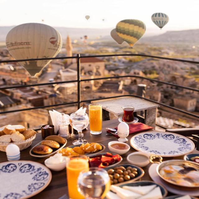 Breakfast in Cappadocia at Carpet Terrace With Balloons | Power Traveller