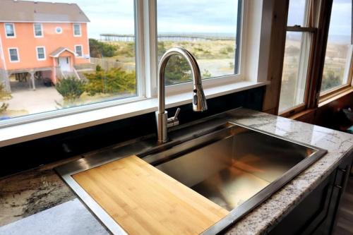 Amazing Ocean View-Newly Renovated Modern Oasis Review | Power Traveller