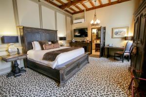 The Detroit Club Review