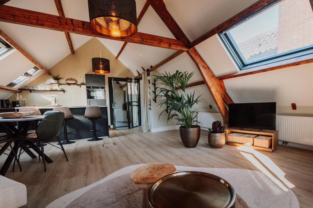 Jacques Van Marken Heritage Review | Power Traveller